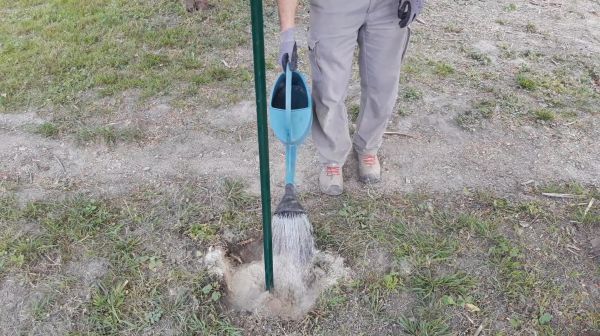 Sceller un piquet de clôture avec le ciment naturel prompt Vicat
